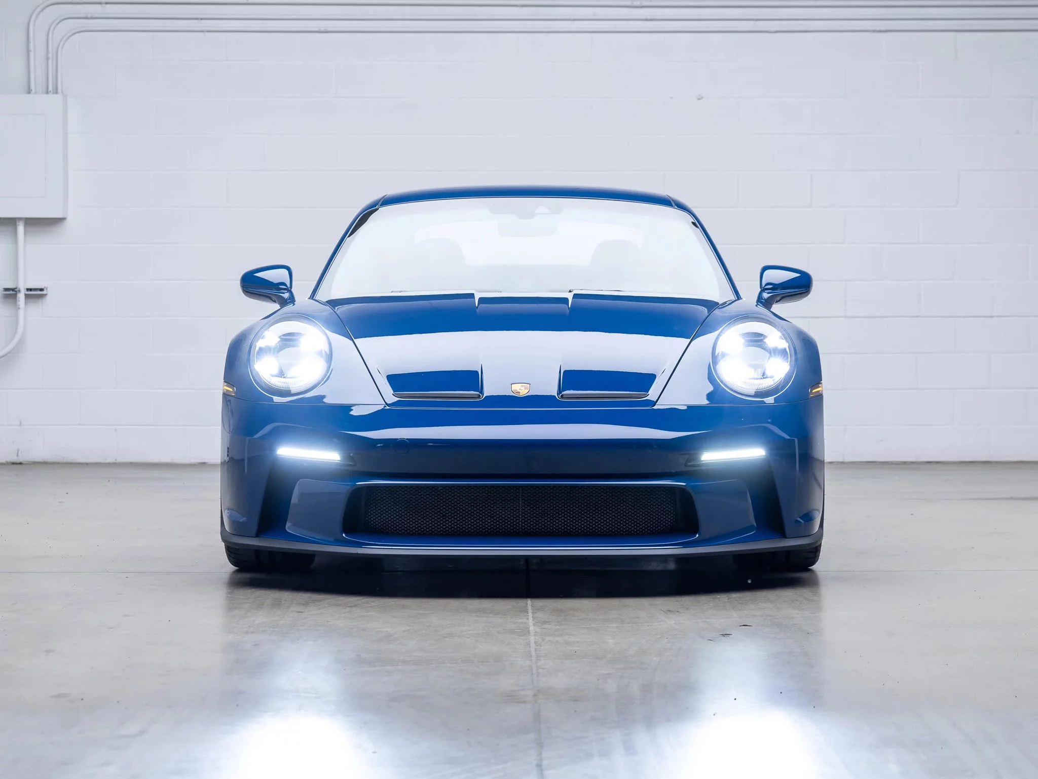 Pantone 296C - Porsche 911 GT3 Touring (992) | carpaints.co