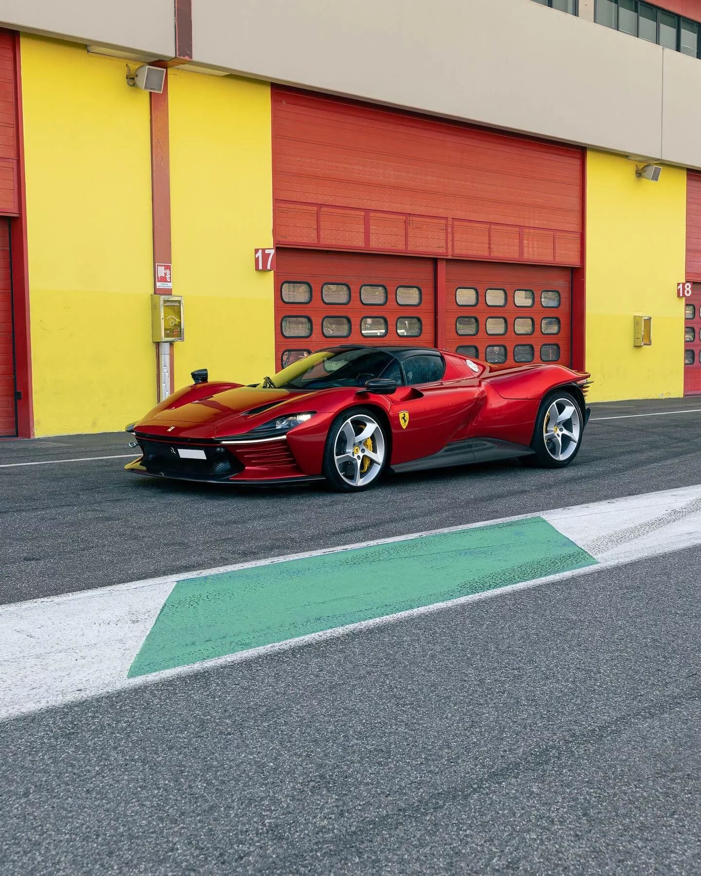 Rosso Magma - Ferrari Daytona SP3 | carpaints.co