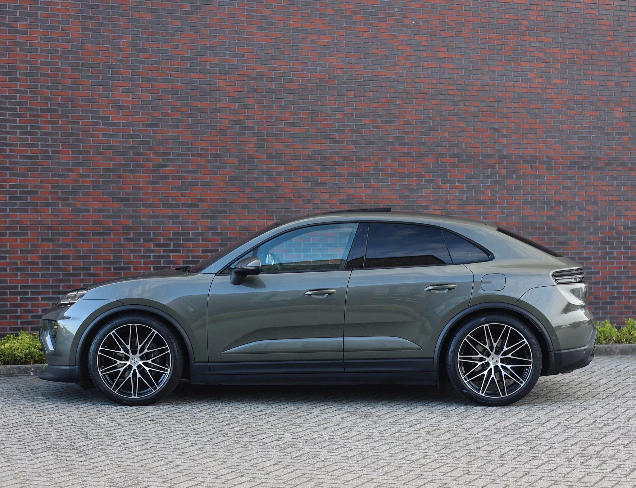 Aventurine Green Metallic - Porsche Macan Electric | carpaints.co