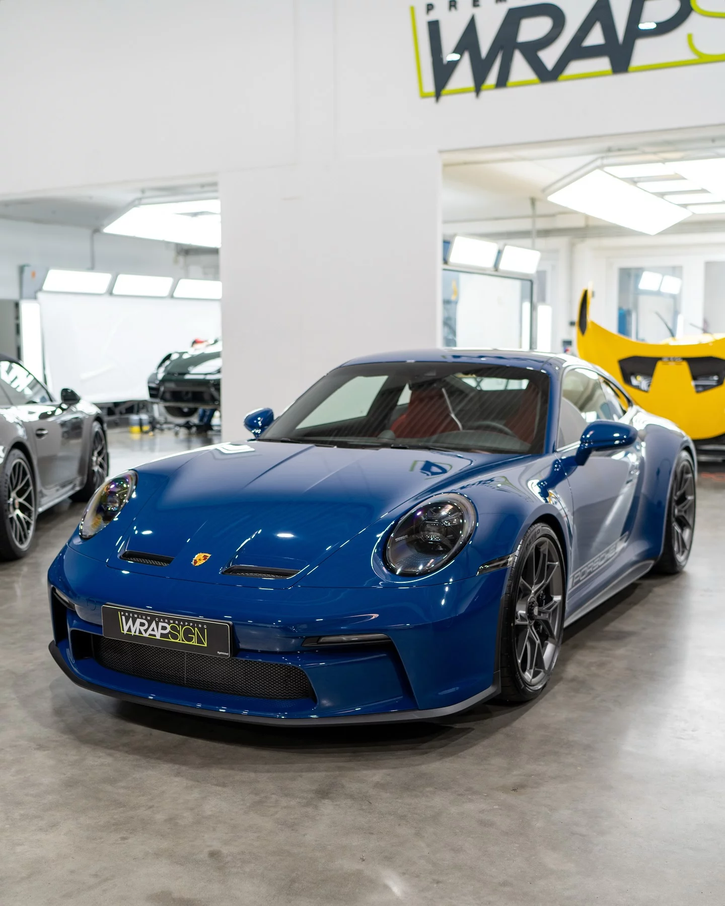 Pantone 296C - Porsche 911 GT3 Touring (992) | carpaints.co