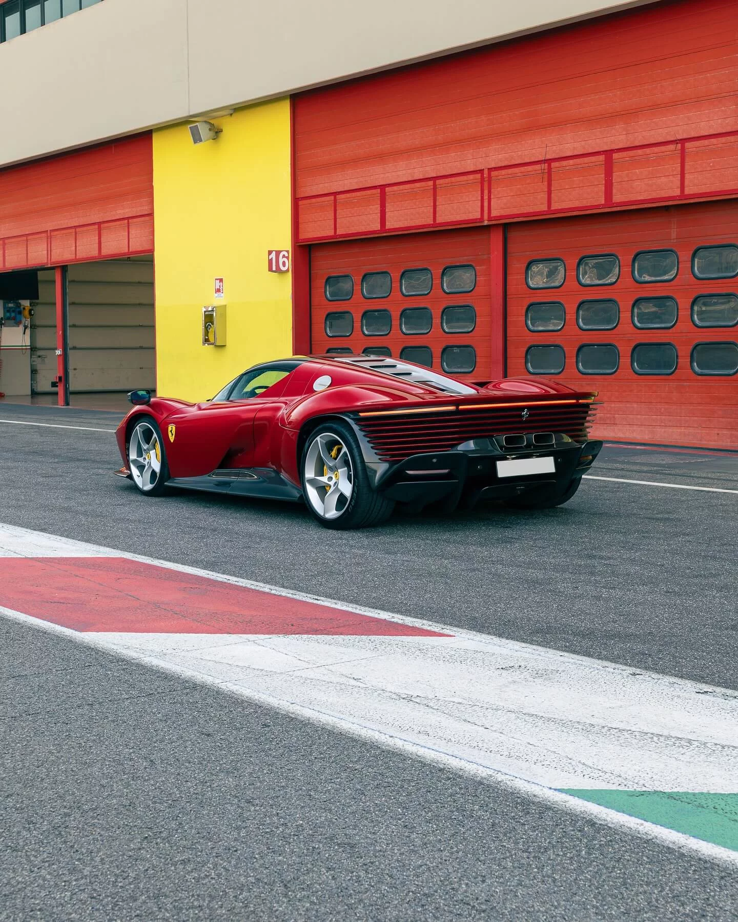 Rosso Magma - Ferrari Daytona SP3 | carpaints.co