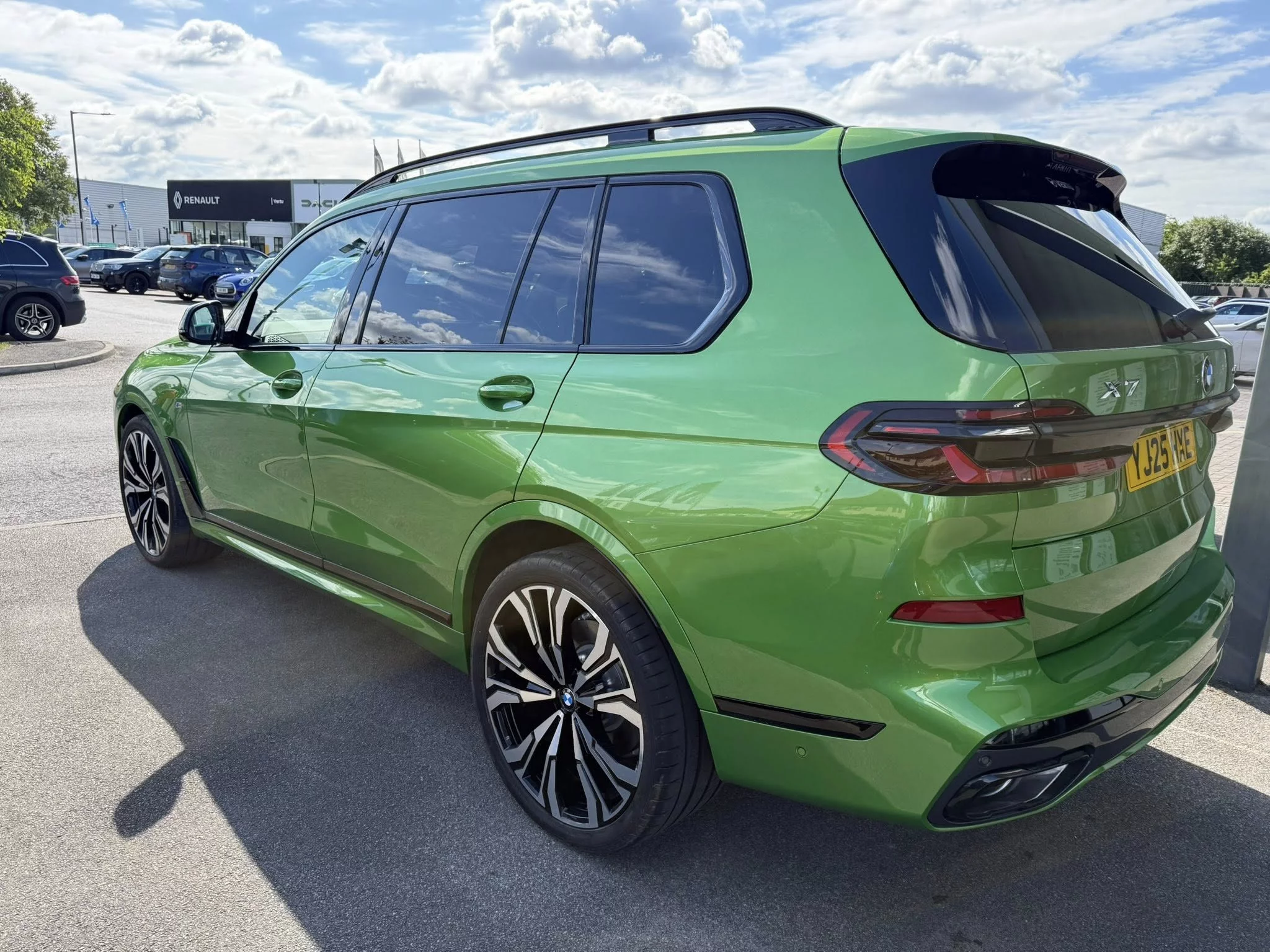Java Green II - BMW X7 (G07) | carpaints.co