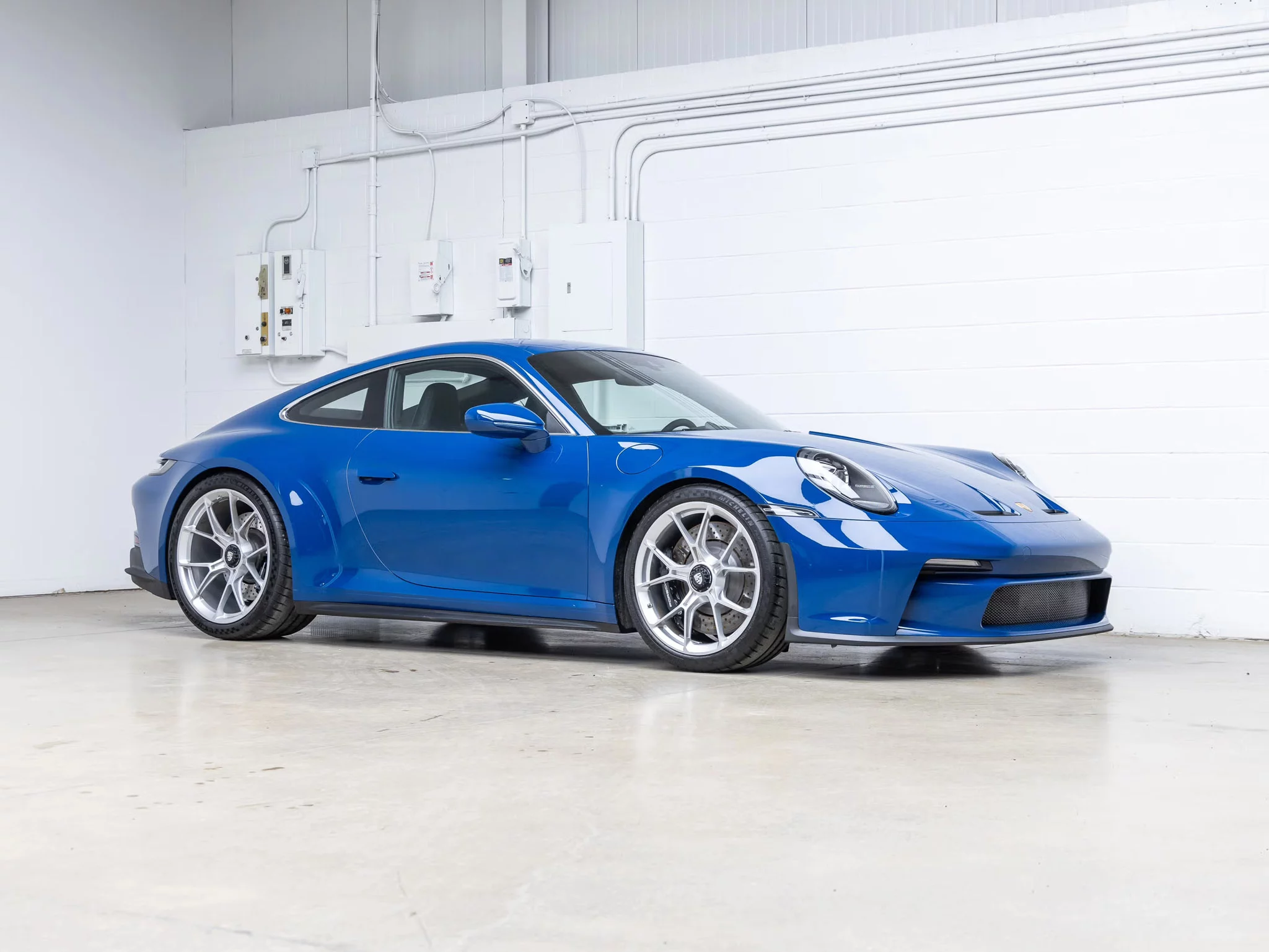 Pantone 296C - Porsche 911 GT3 Touring (992) | carpaints.co