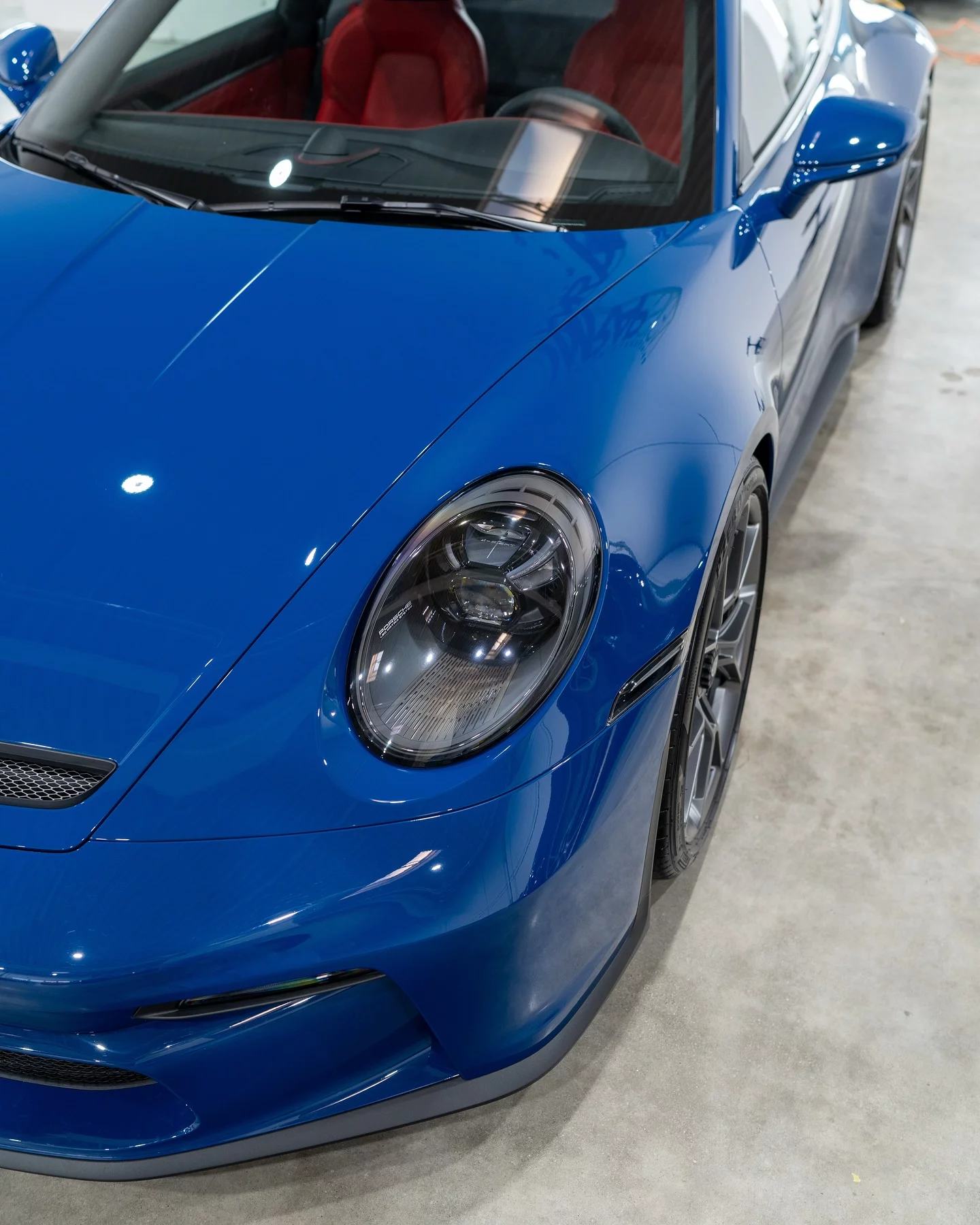 Pantone 296C - Porsche 911 GT3 Touring (992) | carpaints.co