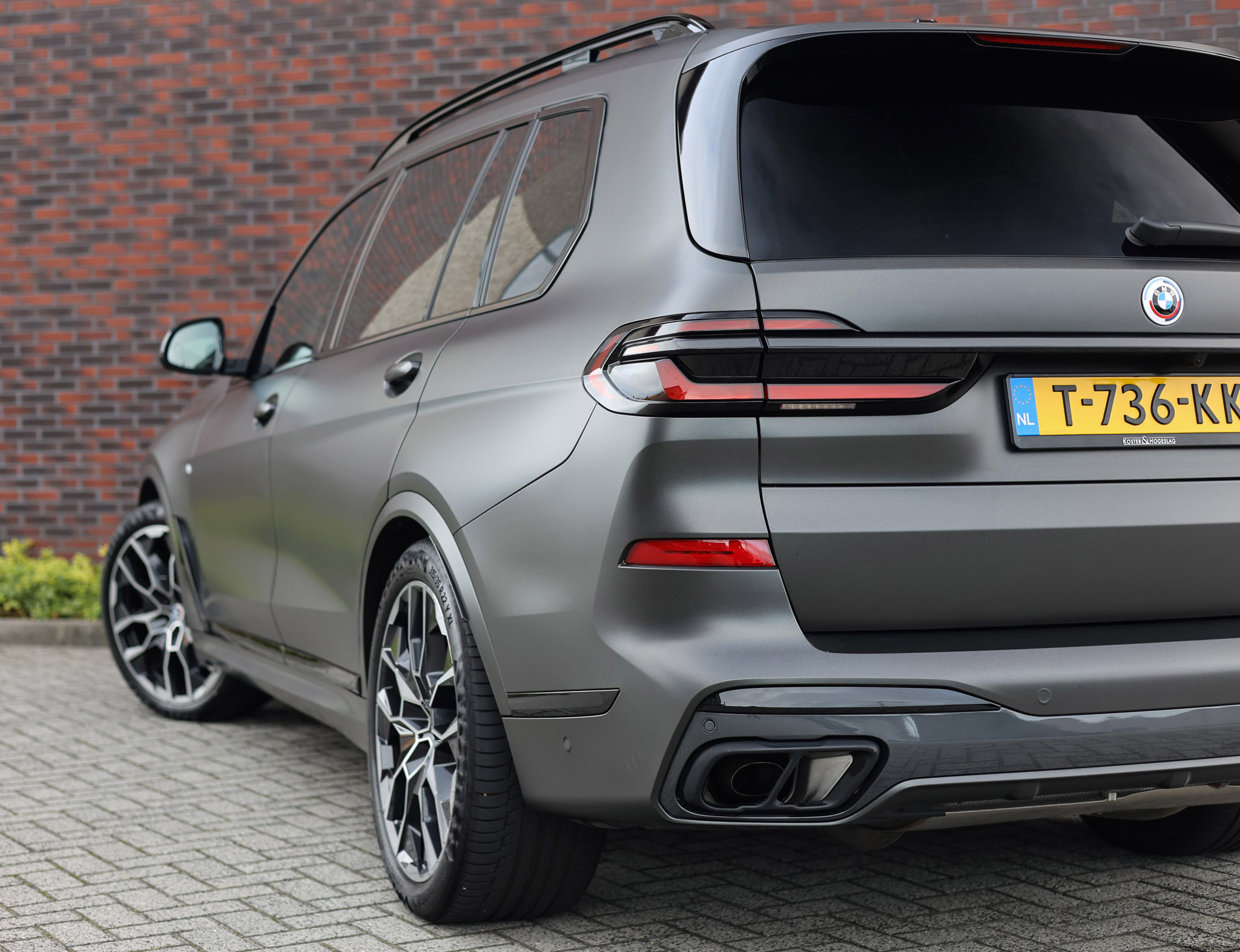 Frozen Deep Grey - BMW X7 (G07) - carpaints.co