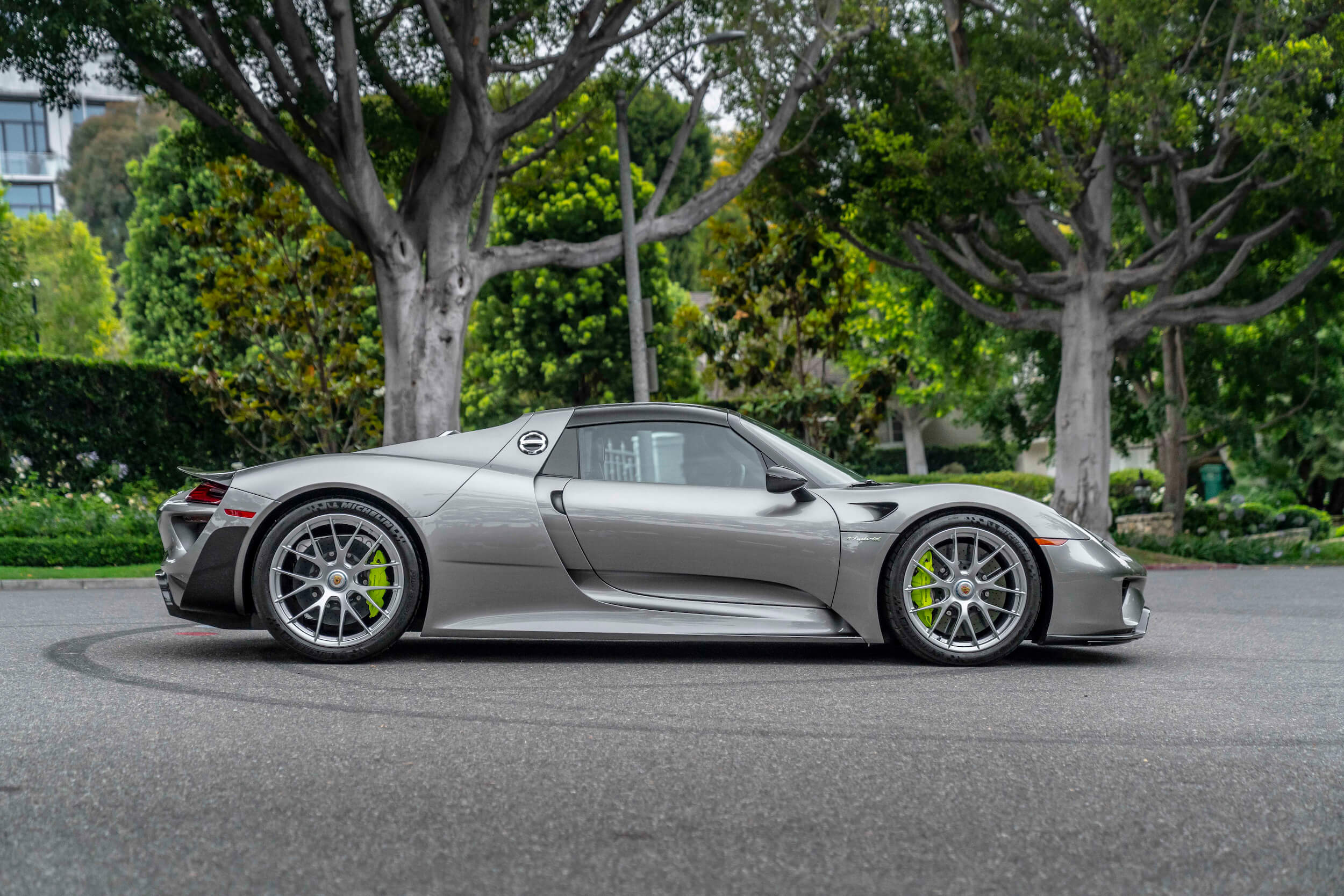 Liquid Metal Silver - Porsche 918 Spyder - carpaints.co