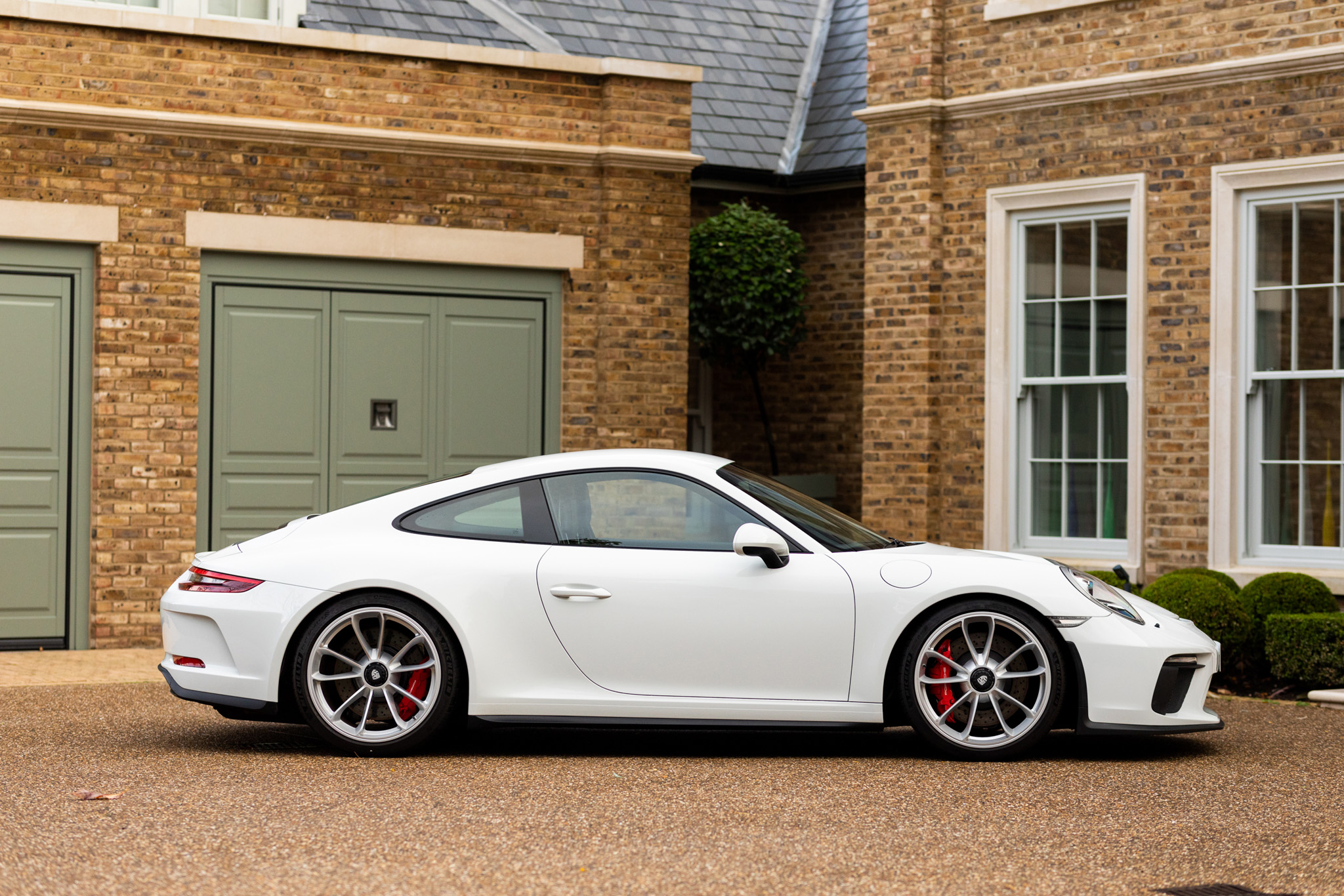 Pure White - Porsche 911 GT3 Touring (991.2) - carpaints.co