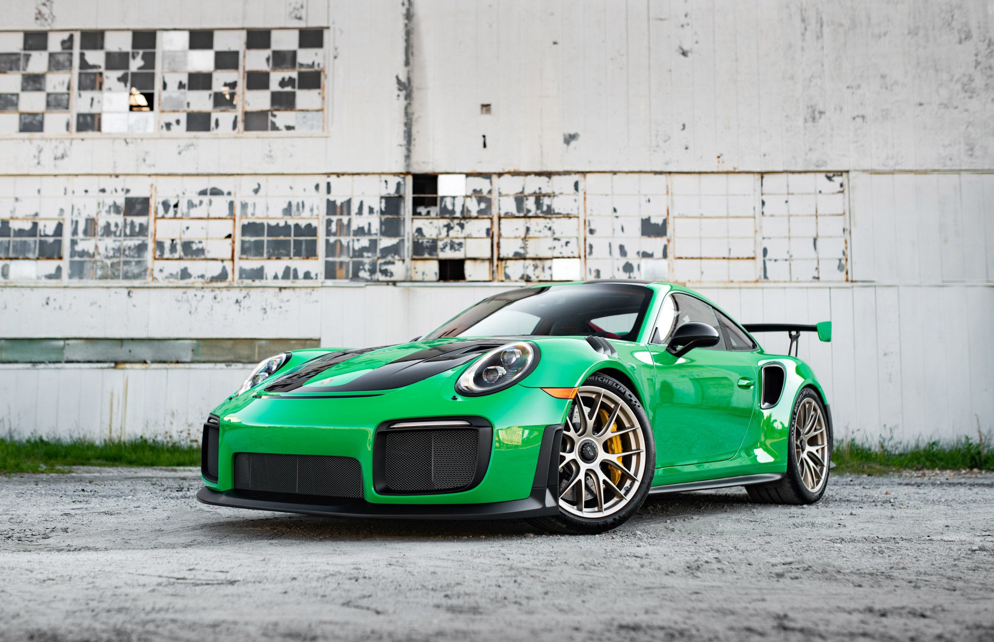 Signal Green - Porsche 911 GT2 RS (991) - carpaints.co