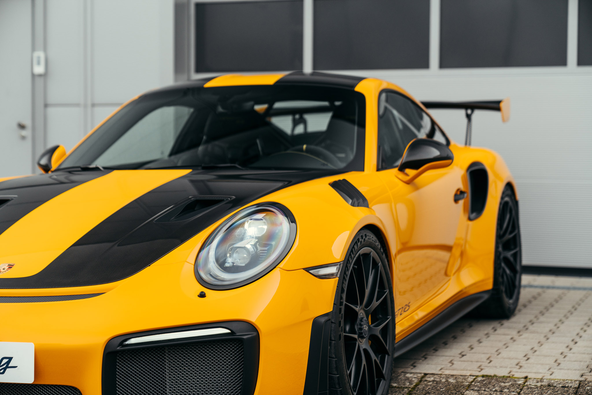 Signal Yellow - Porsche 911 GT2 RS (991) - carpaints.co