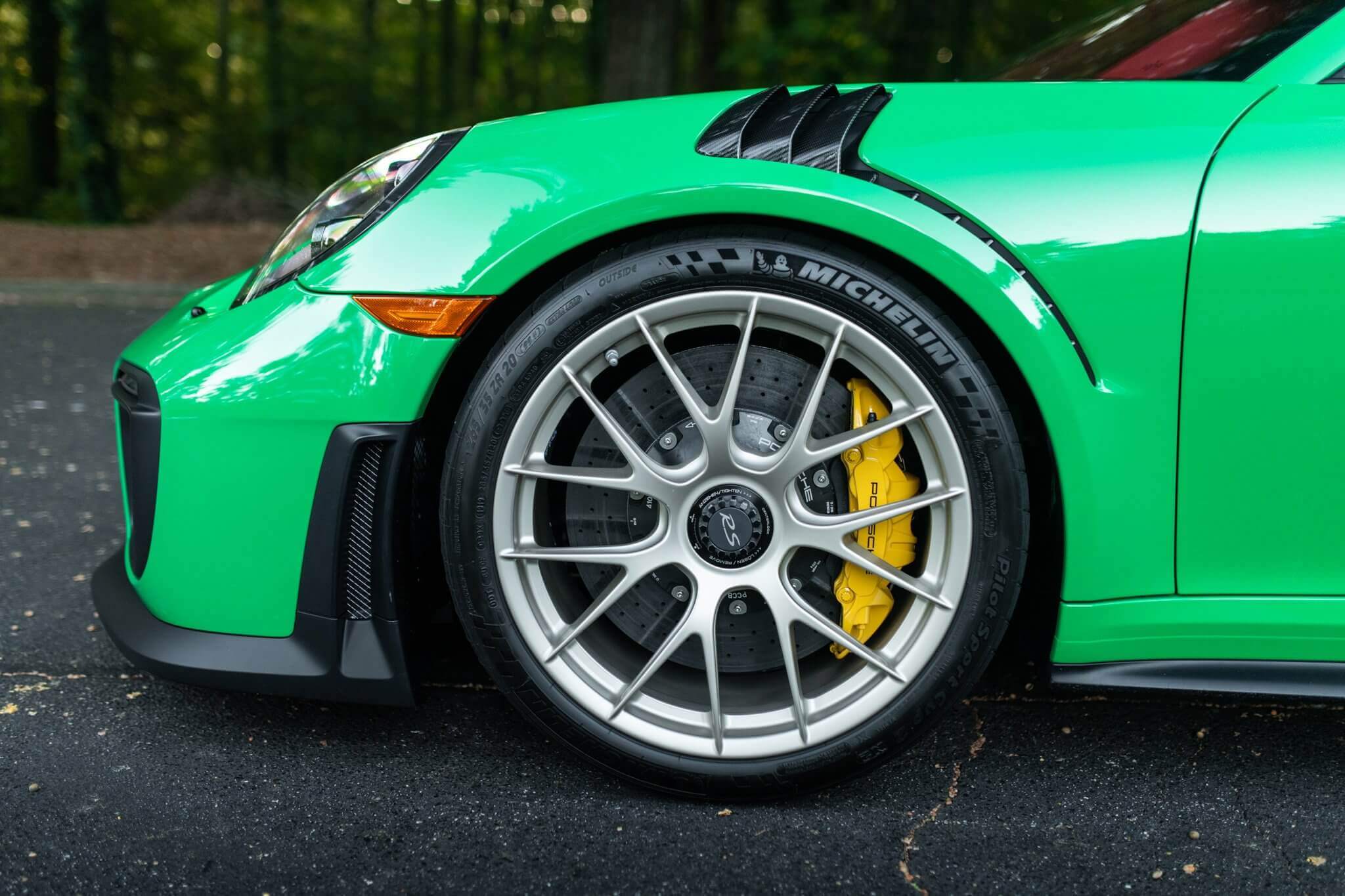 Signal Green - Porsche 911 GT2 RS (991) - carpaints.co