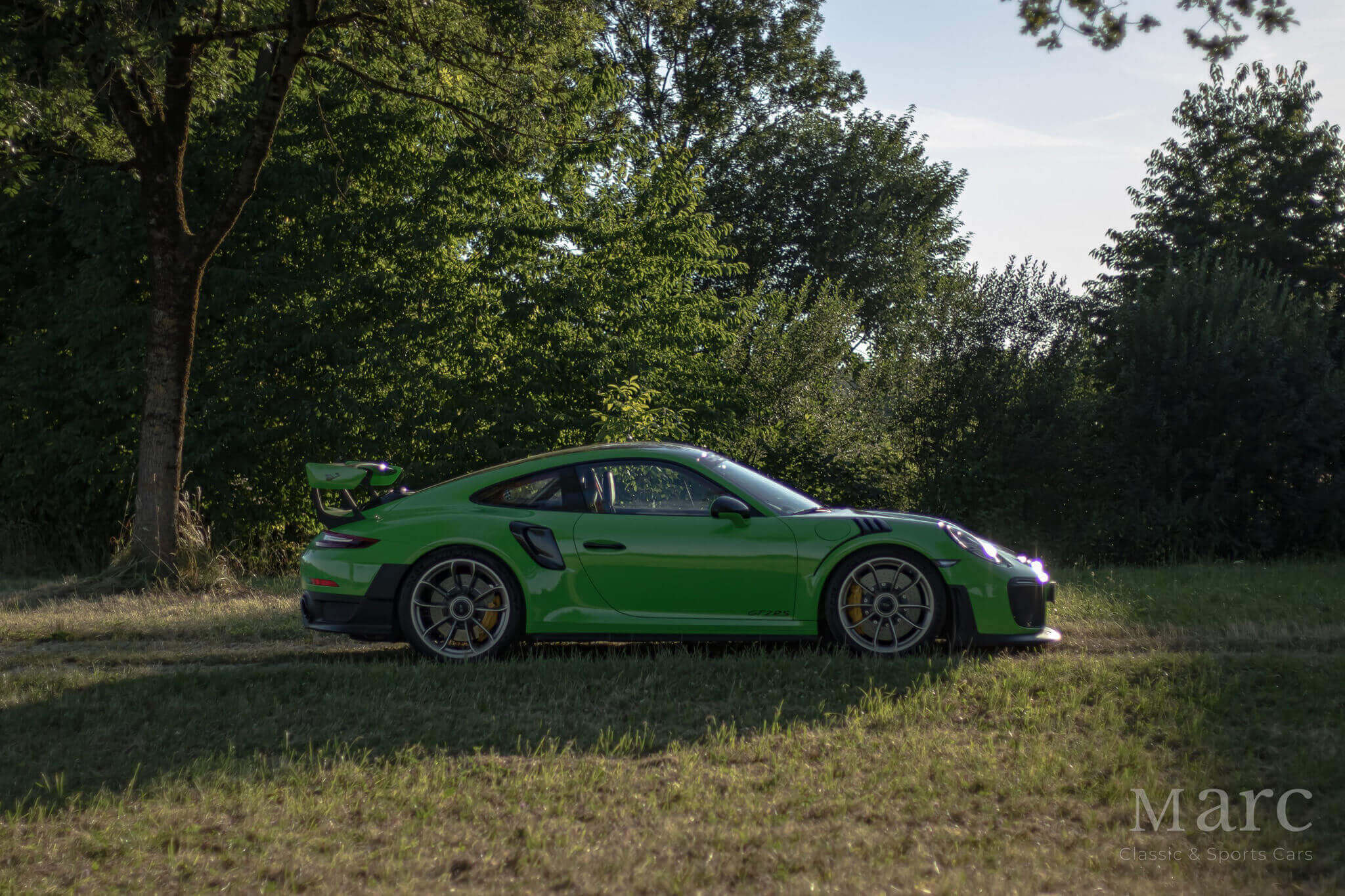 Yellow Green - Porsche 911 GT2 RS (991) - carpaints.co
