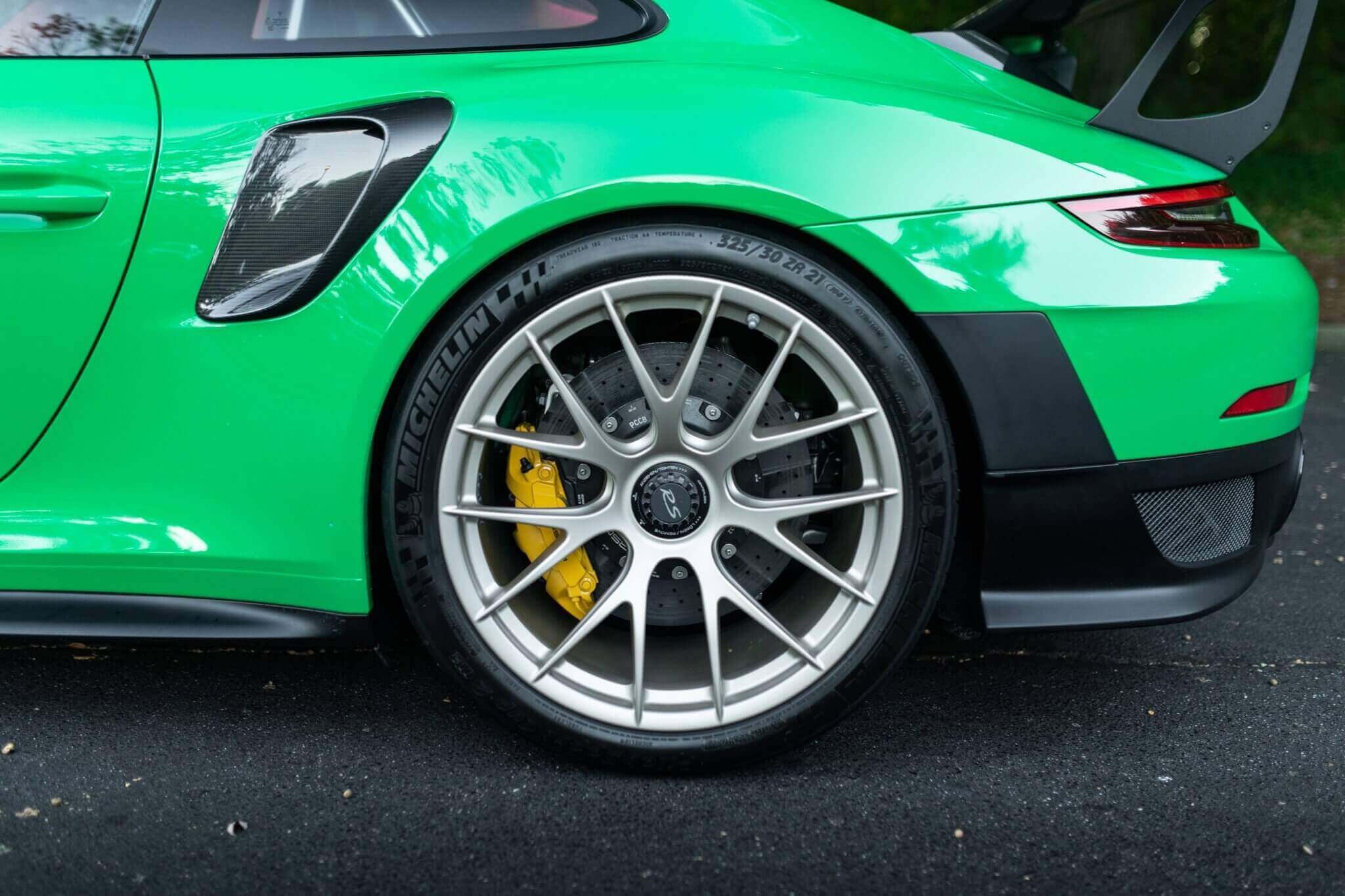 Signal Green - Porsche 911 GT2 RS (991) - carpaints.co