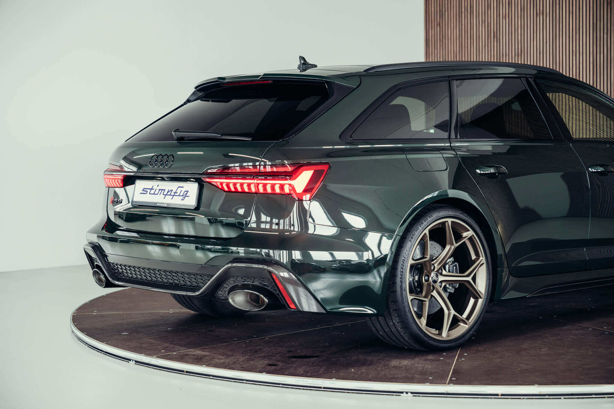 British Racing Green - Audi RS6 Avant (C8) - carpaints.co