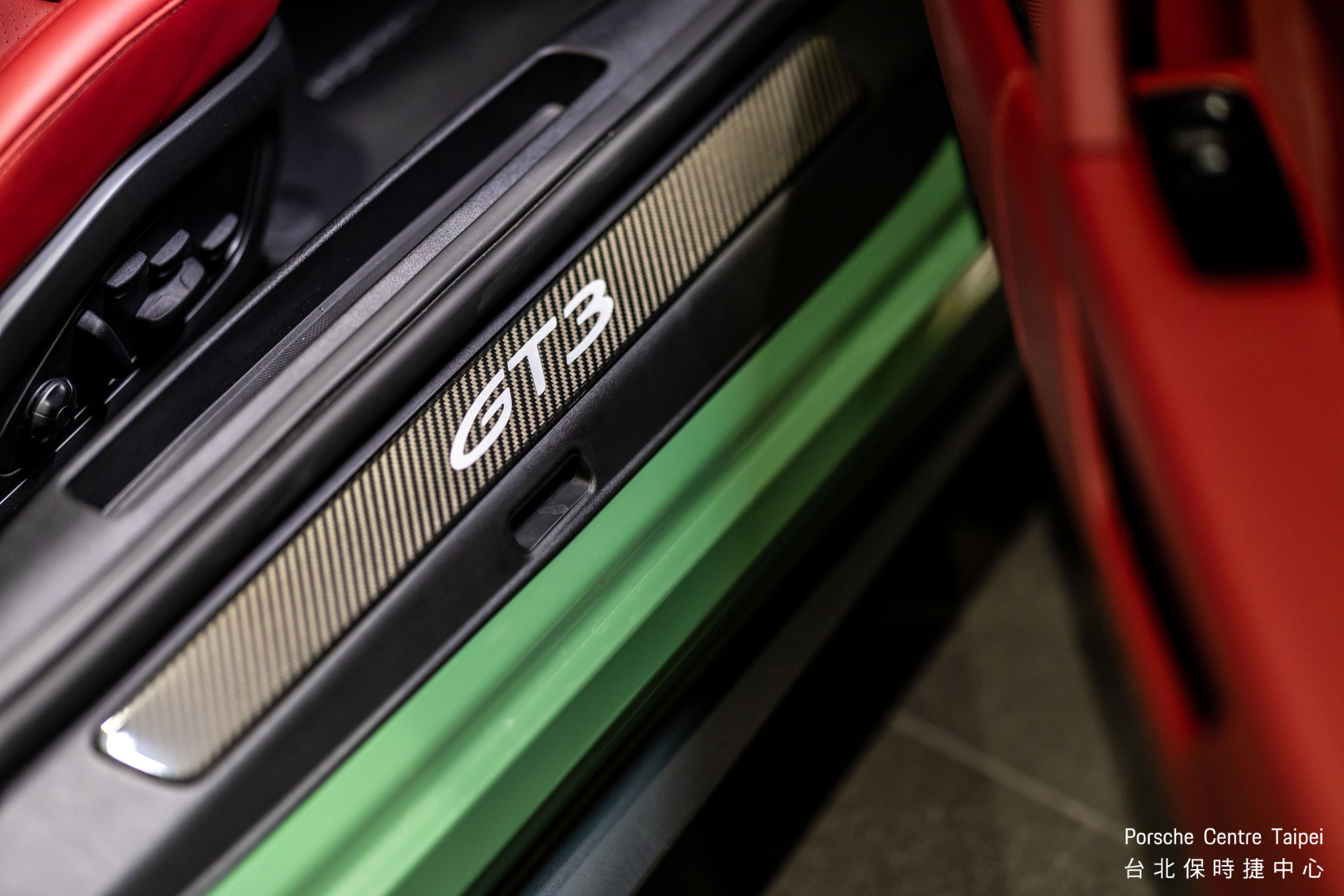 Auratium Green - Porsche 911 GT3 Touring (992) - carpaints.co