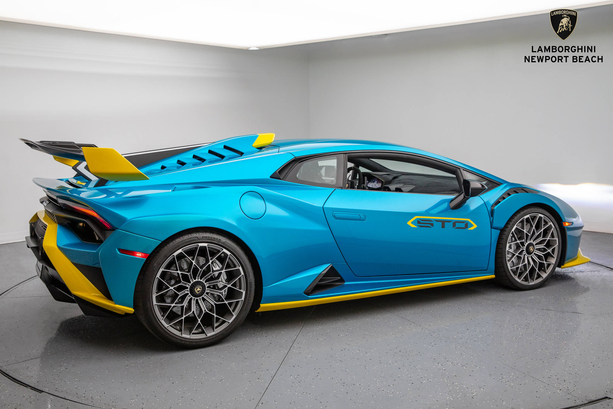 Blu Uranus / Giallo Belenus - Lamborghini Huracán STO (LP640-2 ...