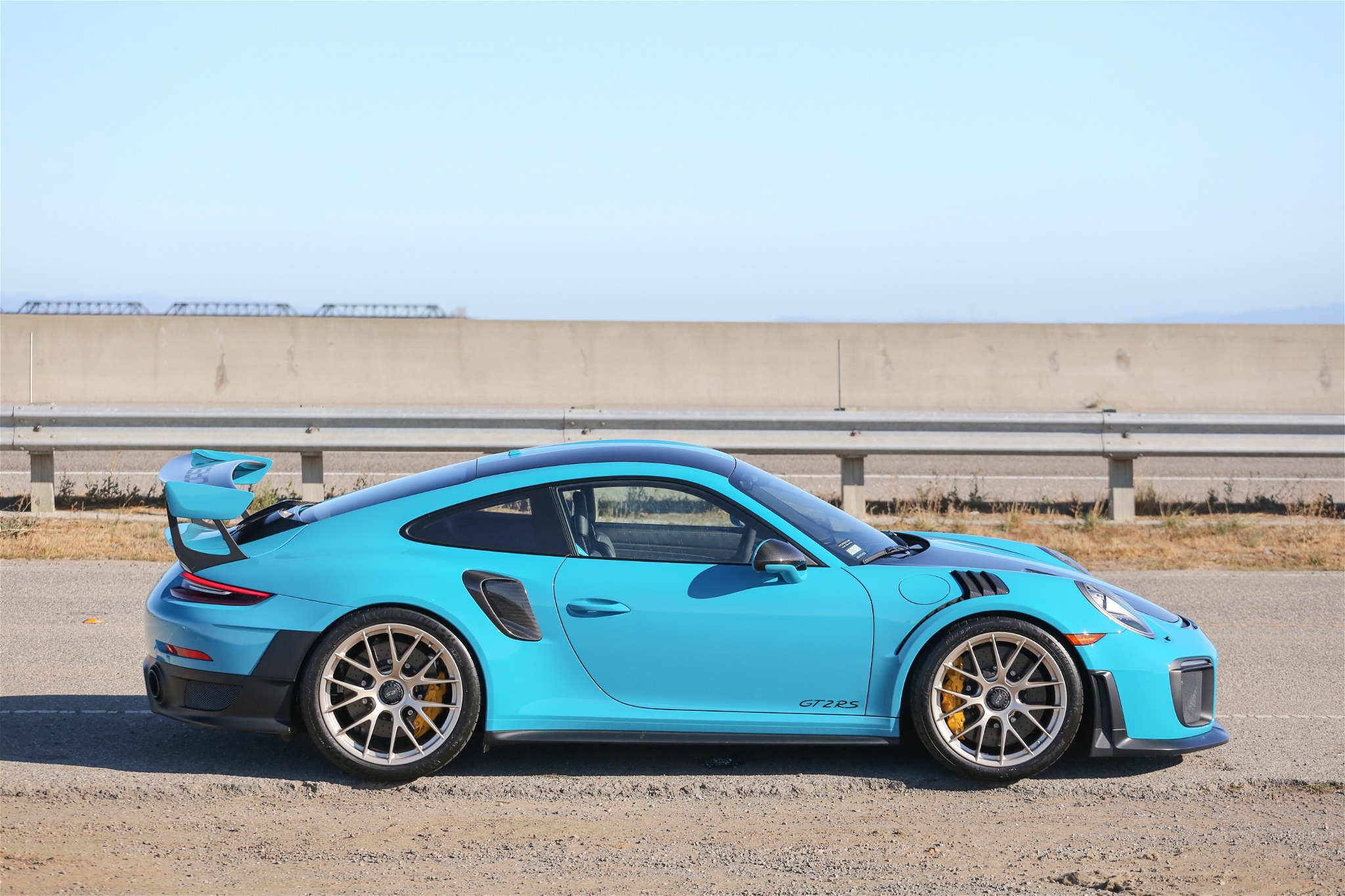 Miami Blue - Porsche 911 GT2 RS (991) - carpaints.co