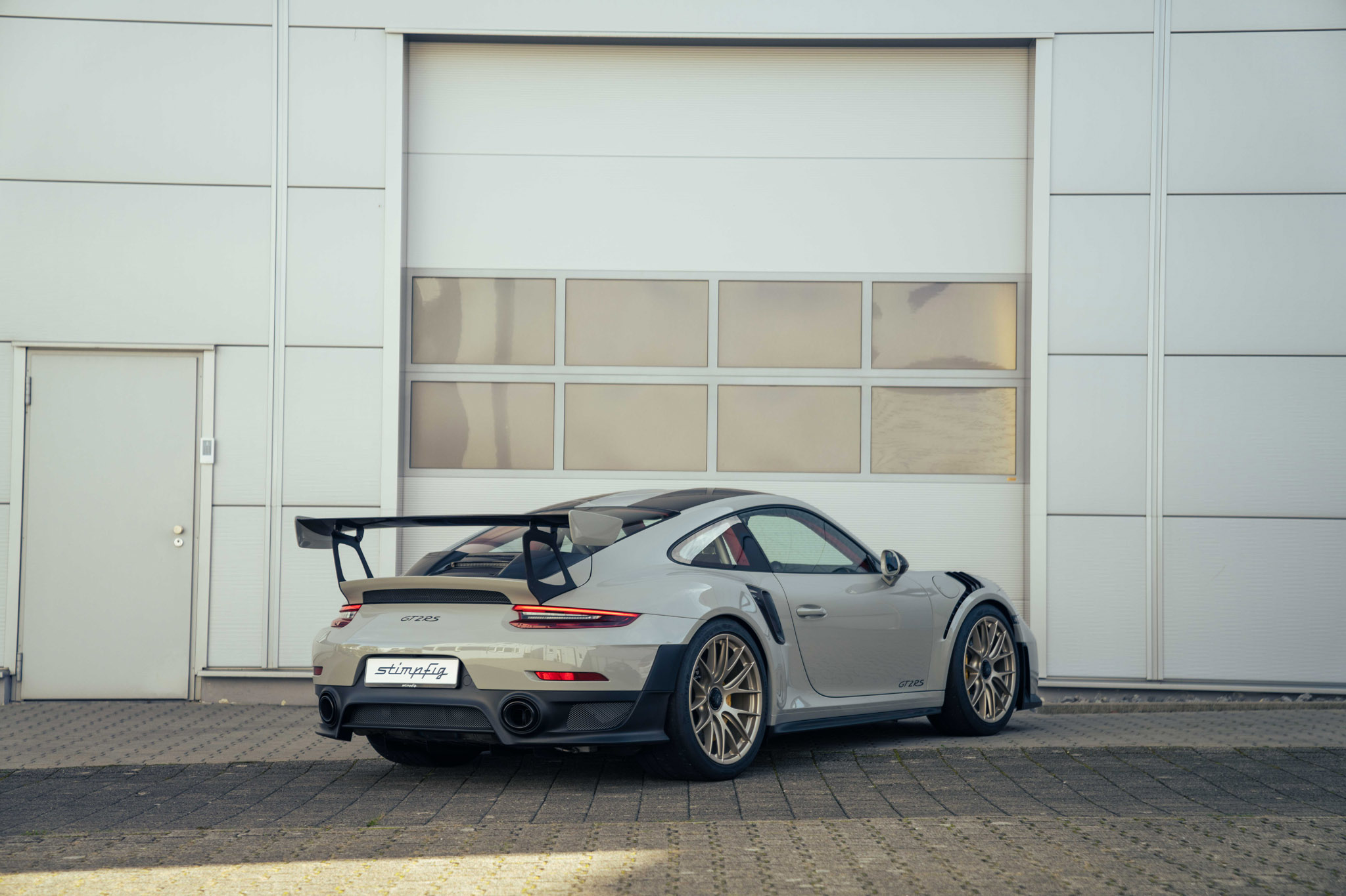 Fashion Grey - Porsche 911 GT2 RS (991) - carpaints.co
