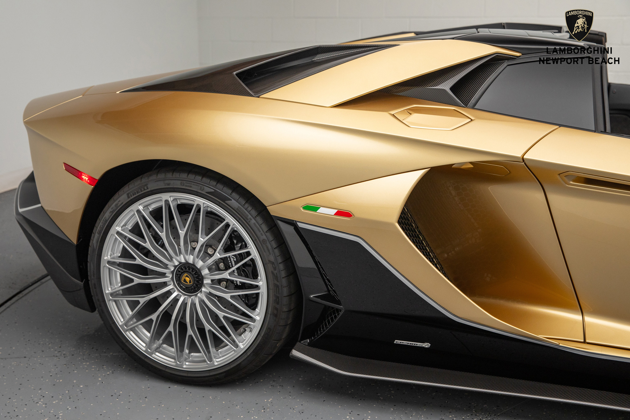 Oro Elios - Lamborghini Aventador Ultimae Roadster (LP780-4) - carpaints.co