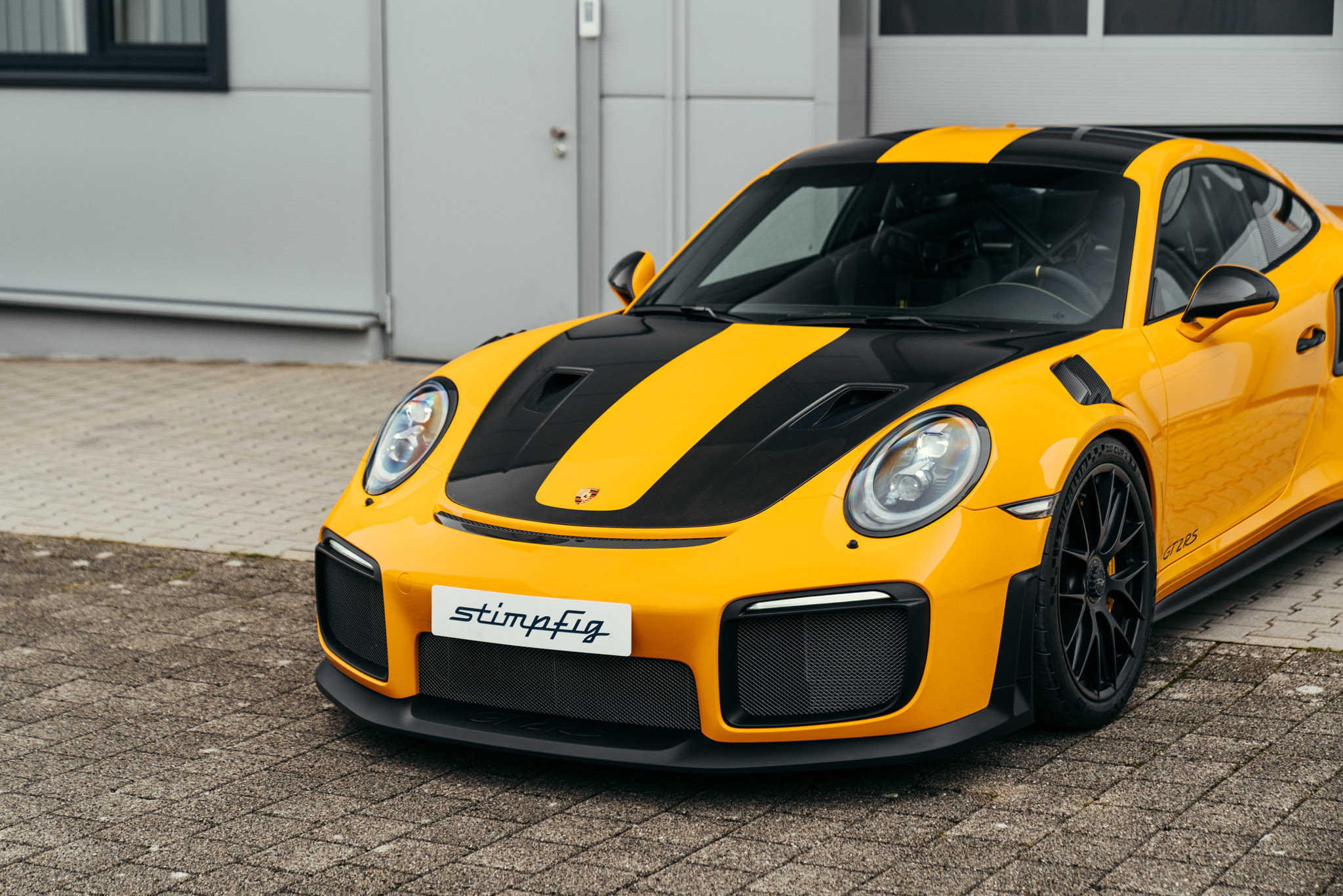 Signal Yellow - Porsche 911 GT2 RS (991) - carpaints.co