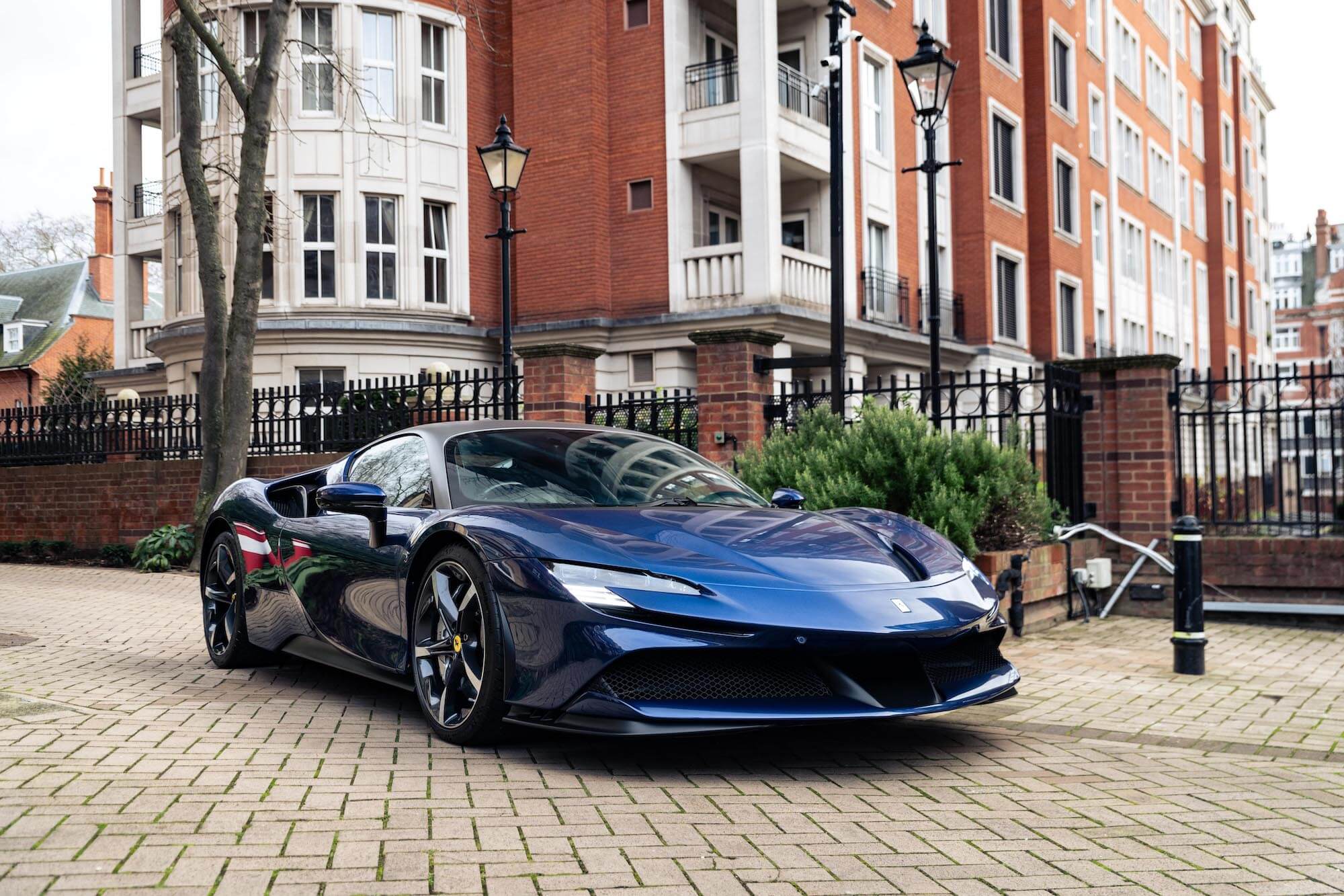 Blu Tour de France / Grigio Silverstone Opaco - Ferrari SF90 Stradale ...