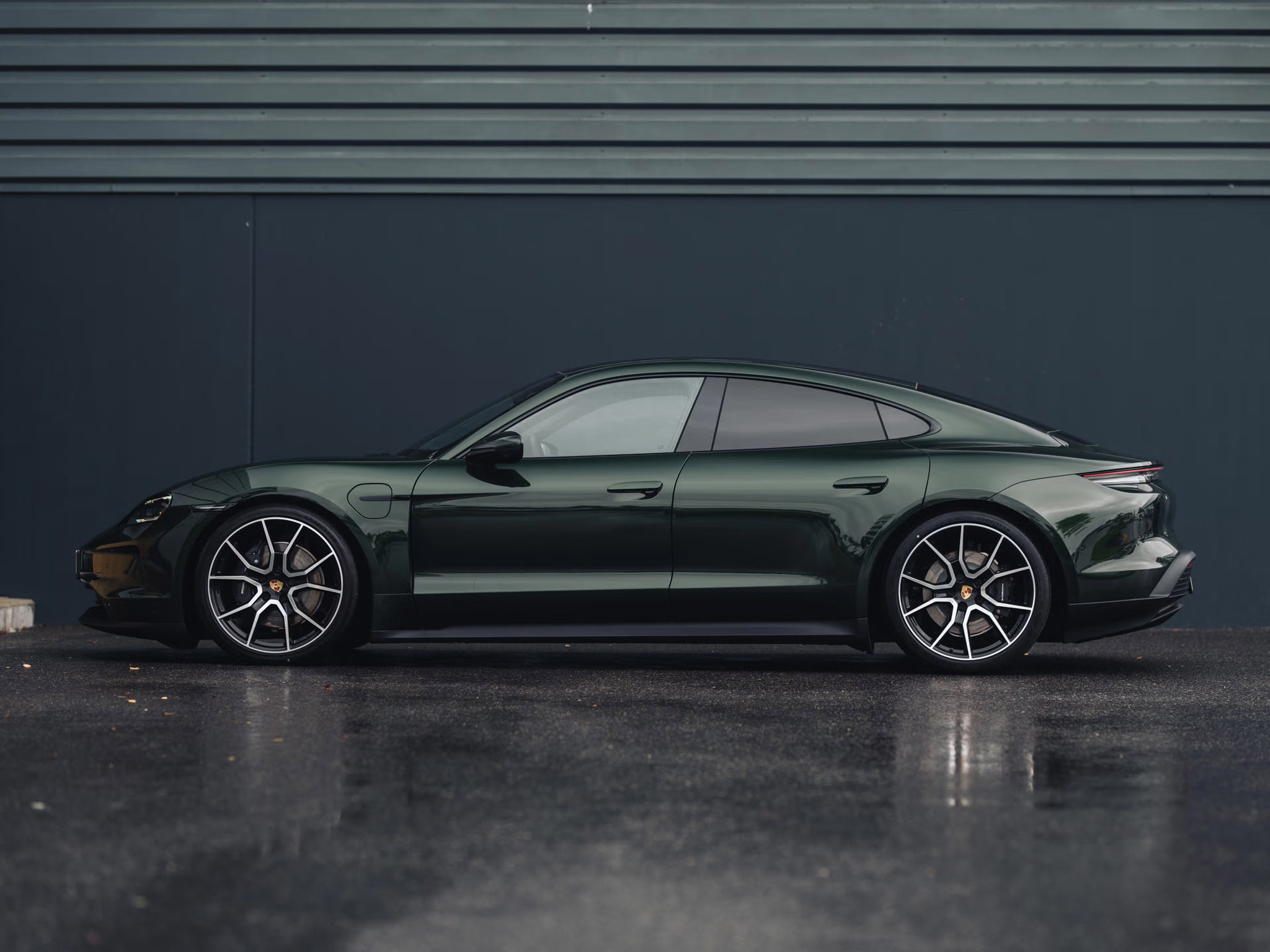 Oak Green Metallic Neo - Porsche Taycan - carpaints.co