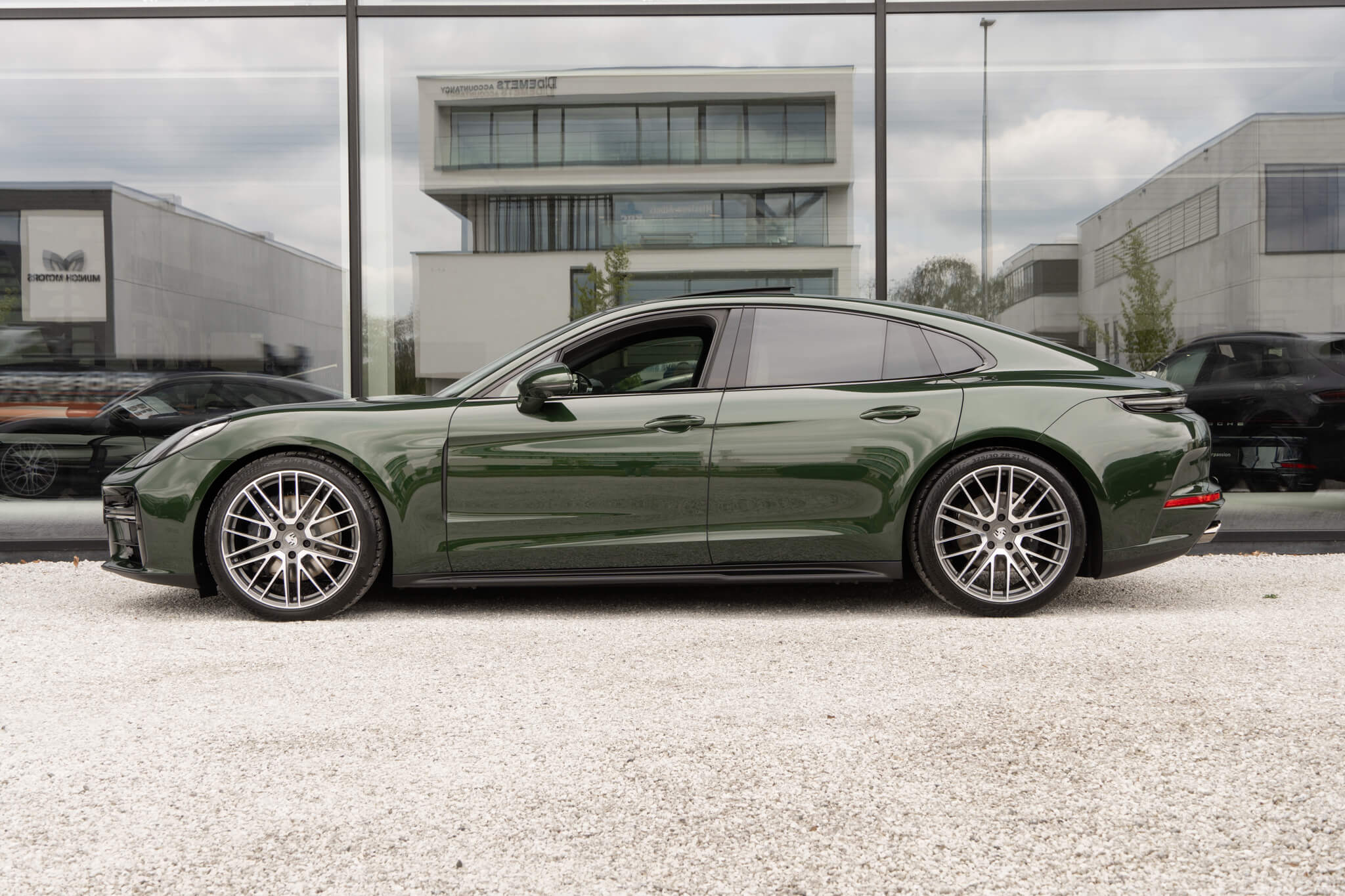 Oak Green Metallic Neo - Porsche Panamera (972) - carpaints.co