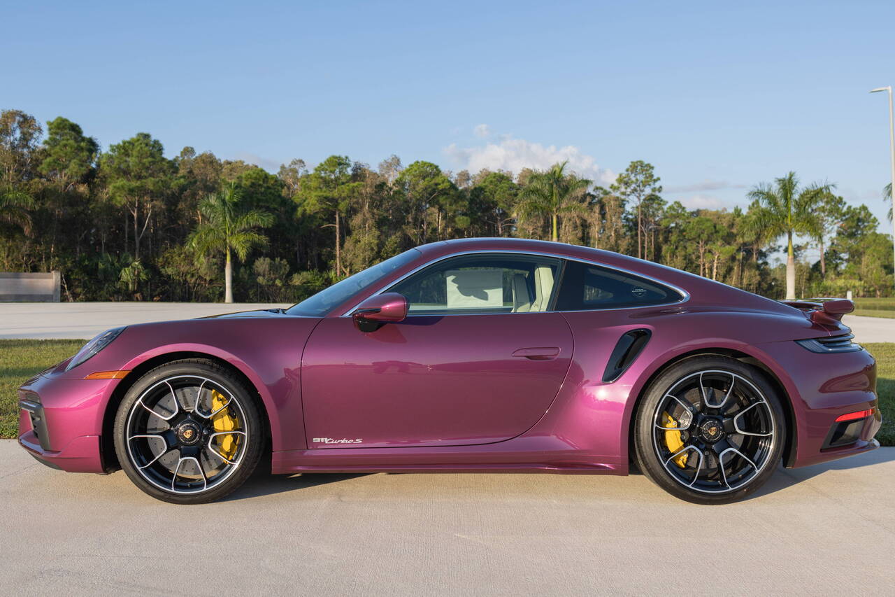 Magic Magenta Chromaflair - Porsche 911 Turbo S (992) - carpaints.co