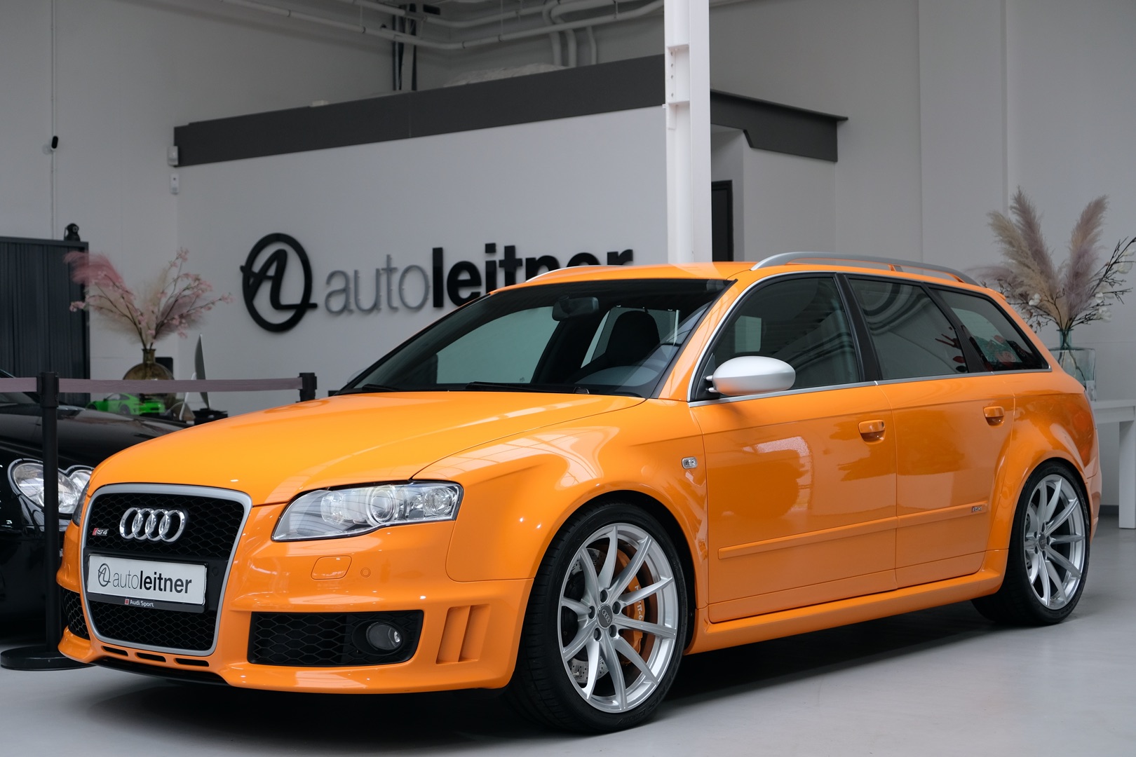 Glut Orange - Audi RS4 Avant (B7) - carpaints.co